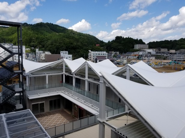 パティオで共存する復興公営住宅と商店街 – KenichiMatsutomi.Article